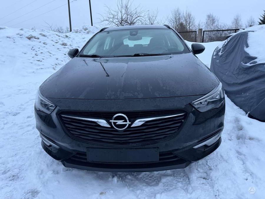 Black Opel Insignia 2018 in Siauliai, with an engine capacity of 1.60 L and mileage of 133 thousand km for 5800 €, photo 4 on AUTOMOTO.COM.LV