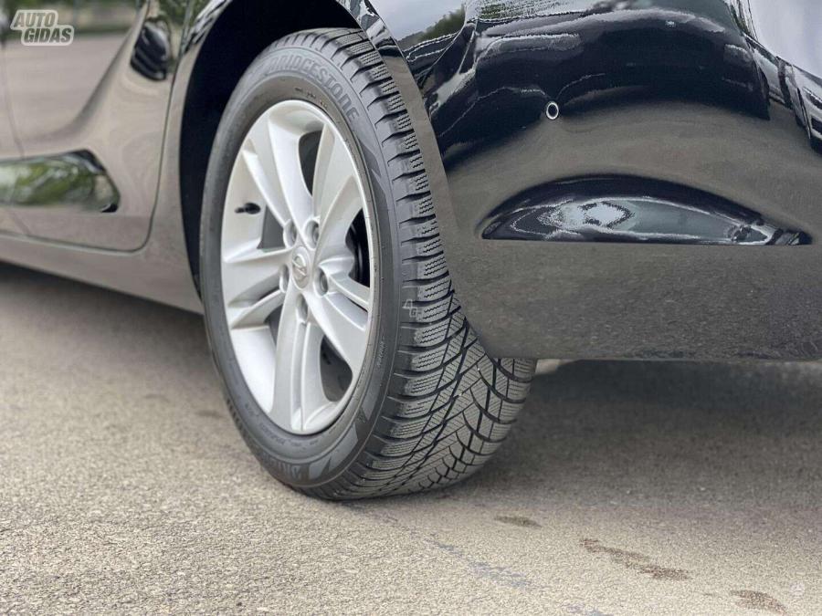 Black Opel Insignia 2018 in Marijampole, with an engine capacity of 2.00 L and mileage of 225 thousand km for 9950 €, photo 15 on AUTOMOTO.COM.LV