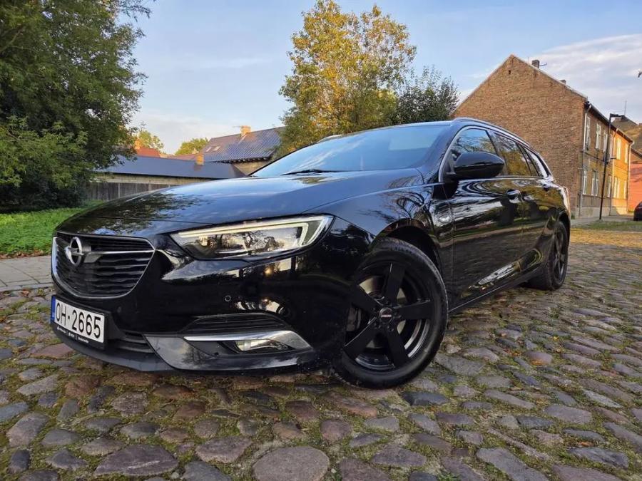 Black Opel Insignia 2018 in Jelgava, with an engine capacity of 1.60 L and mileage of 146 thousand km for 10200 €, photo 1 on AUTOMOTO.COM.LV