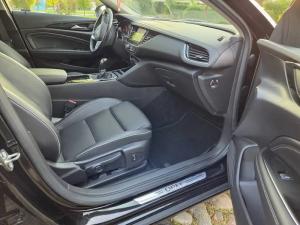 Black Opel Insignia 2018 in Jelgava, with an engine capacity of 1.60 L and mileage of 146 thousand km for 10200 €, photo 11 on AUTOMOTO.COM.LV