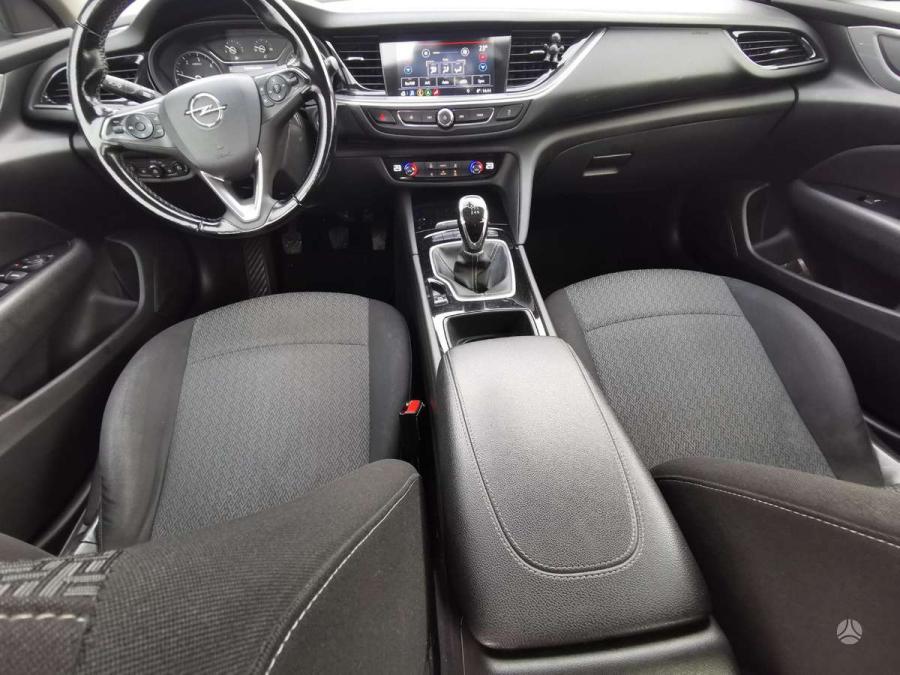 Black Opel Insignia 2019 in Vilnius, with an engine capacity of 1.60 L and mileage of 260 thousand km for 7350 €, photo 8 on AUTOMOTO.COM.LV