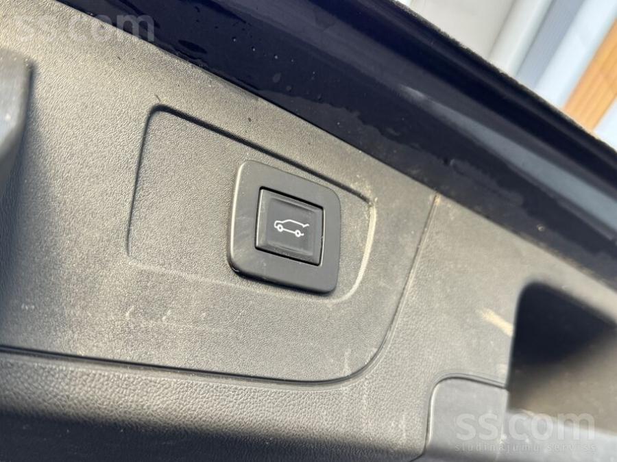 Black Opel Insignia 2019 in Riga, with an engine capacity of 2.00 L and mileage of 228 thousand km for 8500 €, photo 12 on AUTOMOTO.COM.LV