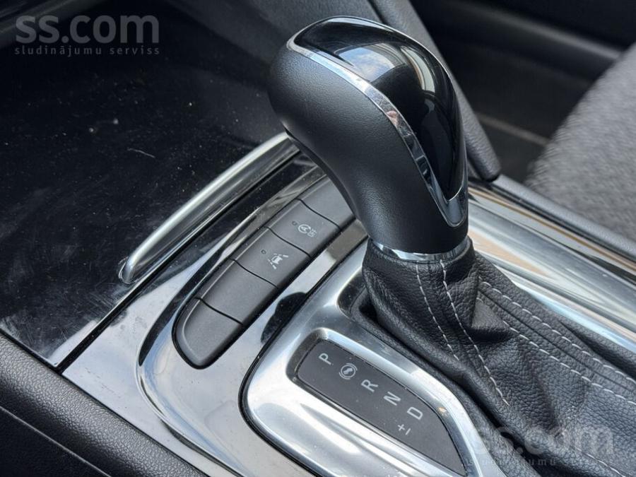 Black Opel Insignia 2019 in Riga, with an engine capacity of 2.00 L and mileage of 228 thousand km for 8500 €, photo 17 on AUTOMOTO.COM.LV