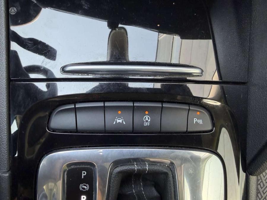 Black Opel Insignia 2019 in Vilnius, with an engine capacity of 1.60 L and mileage of 160 thousand km for 8700 €, photo 17 on AUTOMOTO.COM.LV