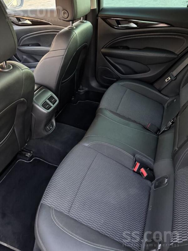 Opel Insignia 2019 in Valmiera on AUTOMOTO.COM.LV Black Opel Insignia 2019 in Valmiera, with an engine capacity of 2.00 L and mileage of 201 thousand km for 9750 €, photo 6 on AUTOMOTO.COM.LV