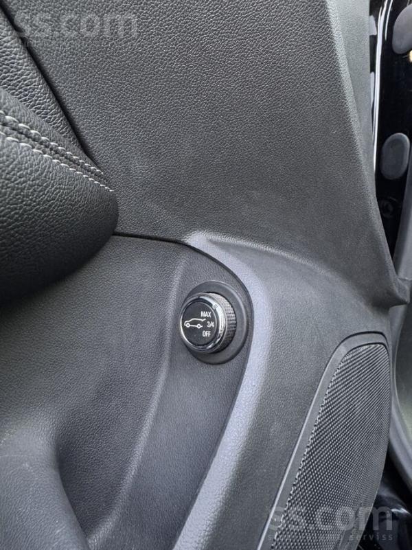 Opel Insignia 2019 in Valmiera on AUTOMOTO.COM.LV Black Opel Insignia 2019 in Valmiera, with an engine capacity of 2.00 L and mileage of 201 thousand km for 9750 €, photo 8 on AUTOMOTO.COM.LV