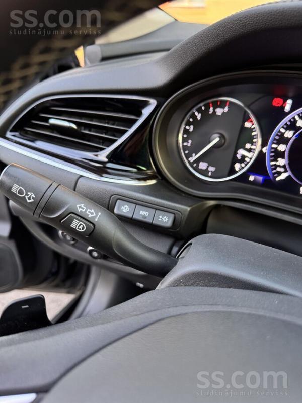 Opel Insignia 2019 in Valmiera on AUTOMOTO.COM.LV Black Opel Insignia 2019 in Valmiera, with an engine capacity of 2.00 L and mileage of 201 thousand km for 9750 €, photo 10 on AUTOMOTO.COM.LV