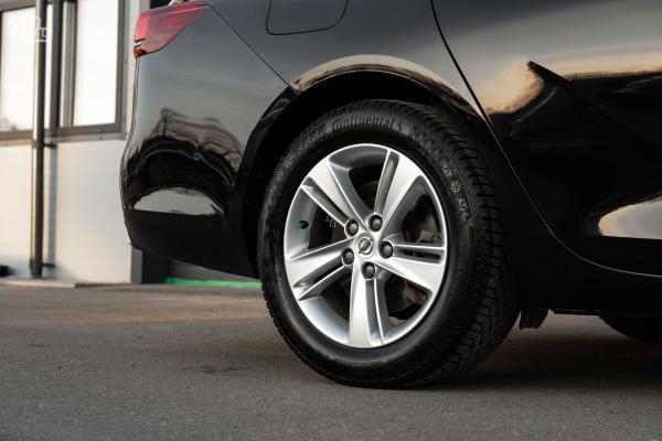 Black Opel Insignia 2021 in Utena, with an engine capacity of 2.00 L and mileage of 47 thousand km for 15700 €, photo 8 on AUTOMOTO.COM.LV