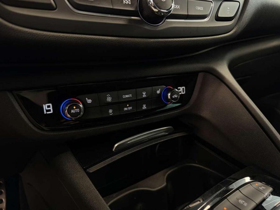Black Opel Insignia 2021 in Klaipeda, with an engine capacity of 1.96 L and mileage of 214 thousand km for 12650 €, photo 21 on AUTOMOTO.COM.LV