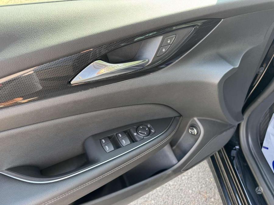 Black Opel Insignia 2022 in Taurage, with an engine capacity of 1.96 L and mileage of 185 thousand km for 12700 €, photo 9 on AUTOMOTO.COM.LV