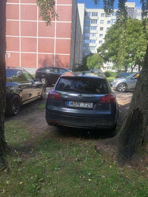 Blue Opel Insignia 2009 in Vilnius, with an engine capacity of 1.96 L and mileage of 288 thousand km for 1800 €, photo 4 on AUTOMOTO.COM.LV