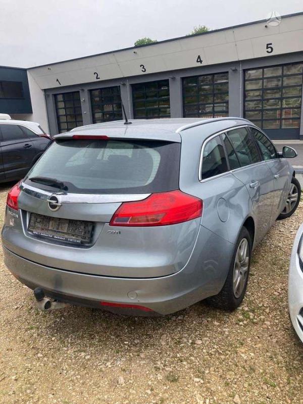 Blue Opel Insignia 2010 in Rokiskis, with an engine capacity of 2.00 L and mileage of 240 thousand km for 2150 €, photo 4 on AUTOMOTO.COM.LV