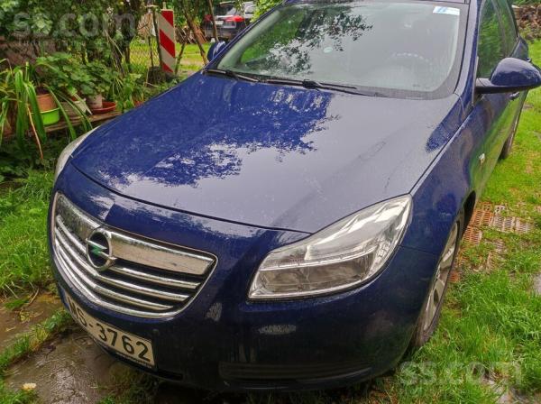 Blue Opel Insignia 2010 in Bauska, with an engine capacity of 2.00 L and mileage of 233 thousand km for 2399 €, photo 1 on AUTOMOTO.COM.LV