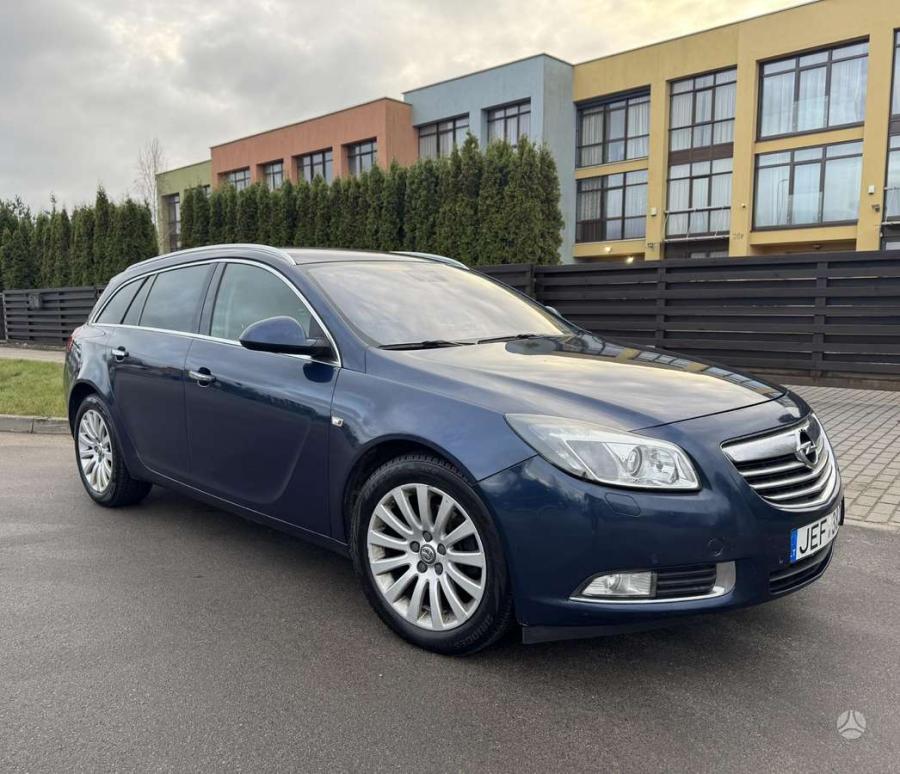 Blue Opel Insignia 2011 in Vilnius, with an engine capacity of 1.96 L and mileage of 291 thousand km for 3500 €, photo 1 on AUTOMOTO.COM.LV