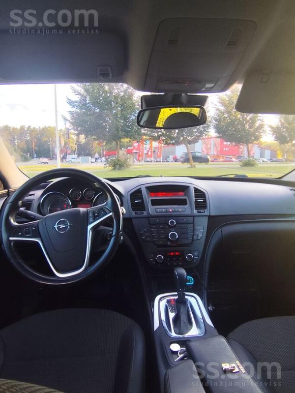 Blue Opel Insignia 2011 in Jurmala, with an engine capacity of 2.00 L and mileage of 327 thousand km for 2550 €, photo 9 on AUTOMOTO.COM.LV