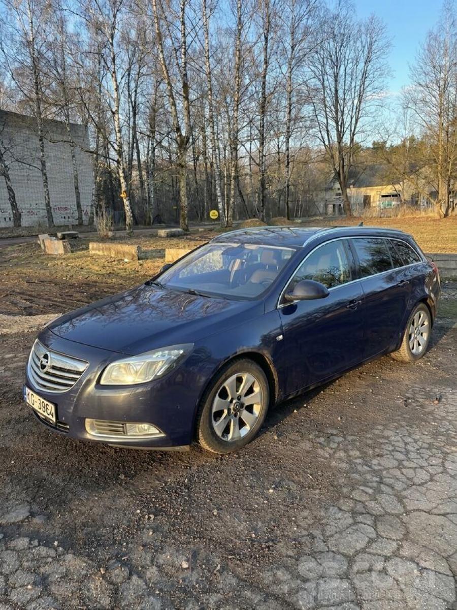 Blue Opel Insignia 2012 in Riga, with an engine capacity of 2.00 L and mileage of 287 thousand km for 2500 €, photo 3 on AUTOMOTO.COM.LV
