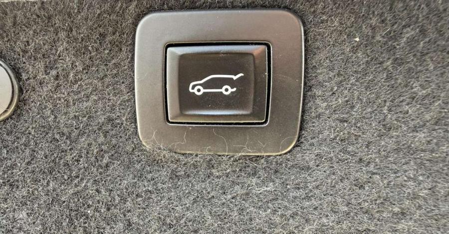Blue Opel Insignia 2016 in Siauliai, with an engine capacity of 1.96 L and mileage of 176 thousand km for 3350 €, photo 14 on AUTOMOTO.COM.LV