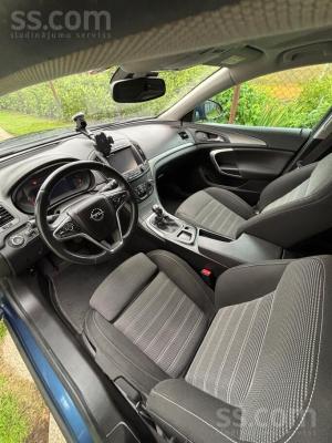 Blue Opel Insignia 2017 in Riga, with an engine capacity of 1.60 L and mileage of 252 thousand km for 6100 €, photo 3 on AUTOMOTO.COM.LV