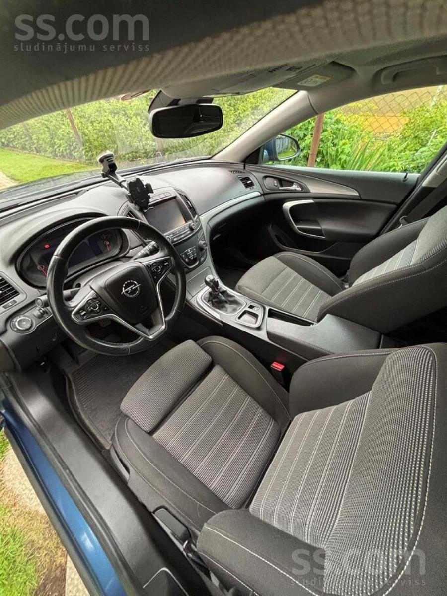 Blue Opel Insignia 2017 in Riga, with an engine capacity of 1.60 L and mileage of 252 thousand km for 6100 €, photo 3 on AUTOMOTO.COM.LV