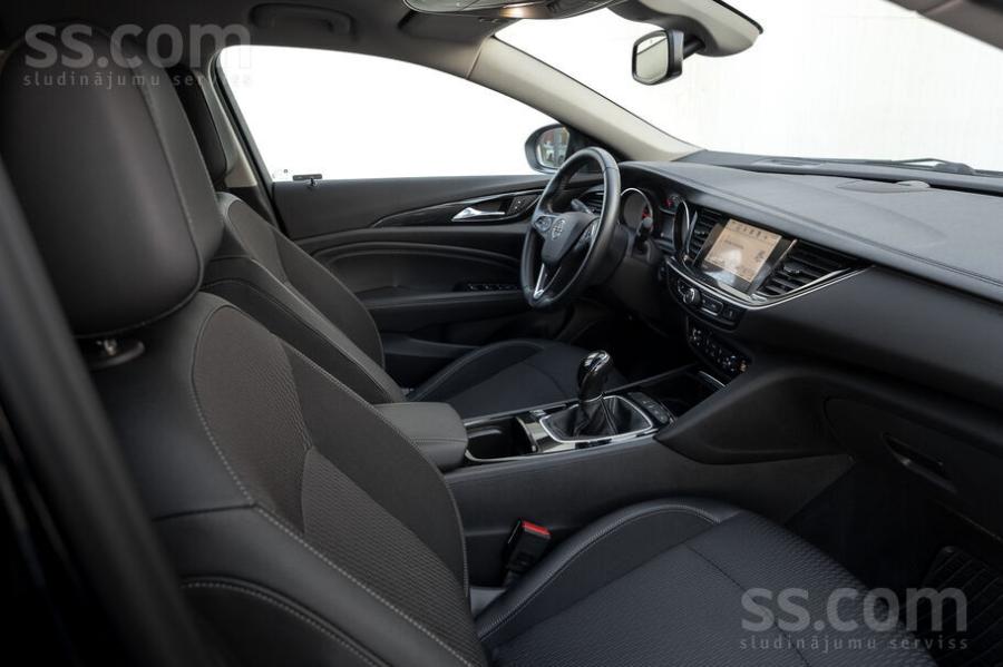 Blue Opel Insignia 2018 in Jelgava, with an engine capacity of 2.00 L and mileage of 230 thousand km for 8790 €, photo 9 on AUTOMOTO.COM.LV