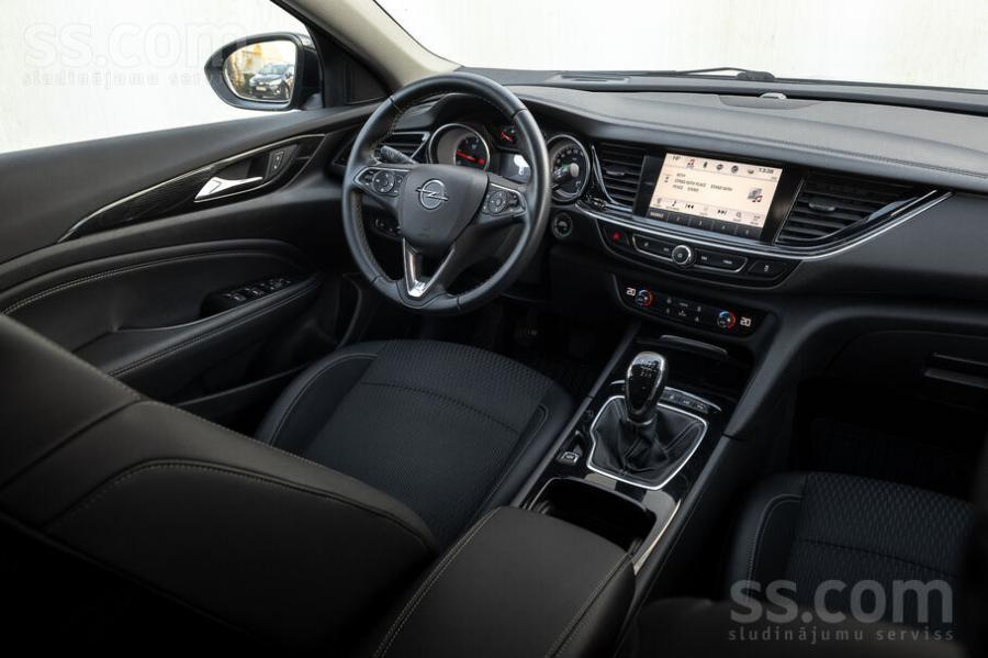 Blue Opel Insignia 2018 in Jelgava, with an engine capacity of 2.00 L and mileage of 230 thousand km for 8790 €, photo 11 on AUTOMOTO.COM.LV