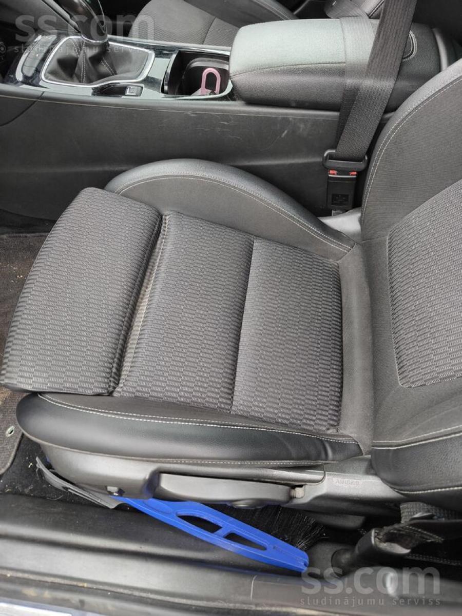 Blue Opel Insignia 2018 in Riga, with an engine capacity of 1.60 L and mileage of 216 thousand km for 10500 €, photo 10 on AUTOMOTO.COM.LV