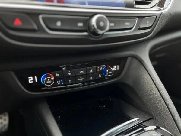 Blue Opel Insignia 2019 in Riga, with an engine capacity of 2.00 L and mileage of 175 thousand km for 16800 €, photo 8 on AUTOMOTO.COM.LV