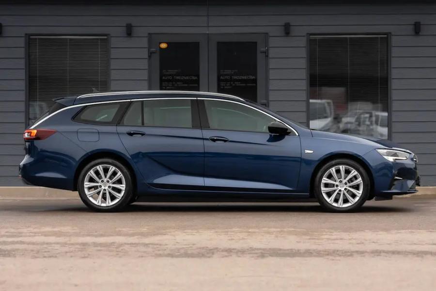 Blue Opel Insignia 2020 in Jelgava, with an engine capacity of 1.50 L and mileage of 179 thousand km for 15950 €, photo 7 on AUTOMOTO.COM.LV