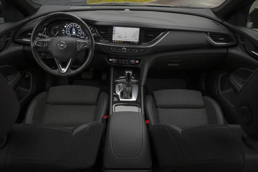 Blue Opel Insignia 2020 in Jelgava, with an engine capacity of 1.50 L and mileage of 179 thousand km for 15950 €, photo 9 on AUTOMOTO.COM.LV
