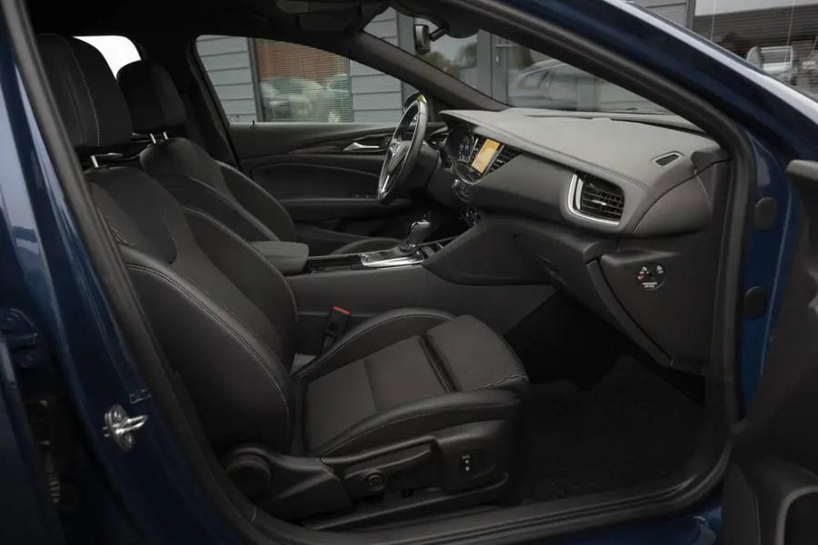Blue Opel Insignia 2020 in Jelgava, with an engine capacity of 1.50 L and mileage of 179 thousand km for 15950 €, photo 10 on AUTOMOTO.COM.LV