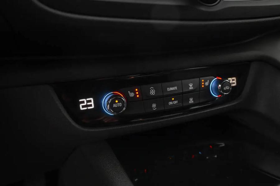 Blue Opel Insignia 2020 in Jelgava, with an engine capacity of 1.50 L and mileage of 179 thousand km for 15950 €, photo 16 on AUTOMOTO.COM.LV