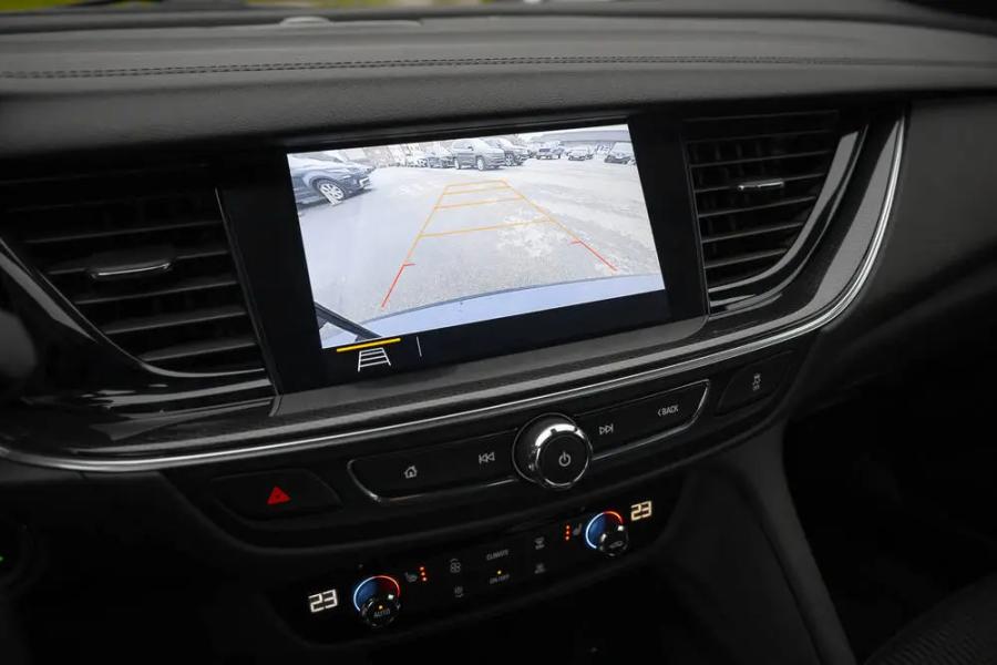 Blue Opel Insignia 2020 in Jelgava, with an engine capacity of 1.50 L and mileage of 179 thousand km for 15950 €, photo 18 on AUTOMOTO.COM.LV