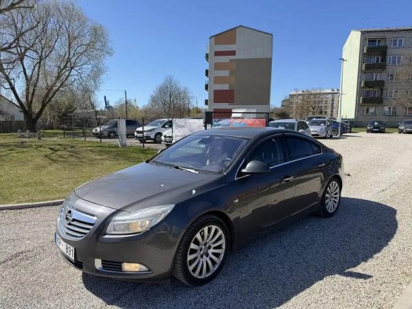 Brown Opel Insignia 2009 in Ventspils, with an engine capacity of 2.00 L and mileage of 199 thousand km for 2990 €, photo 1 on AUTOMOTO.COM.LV