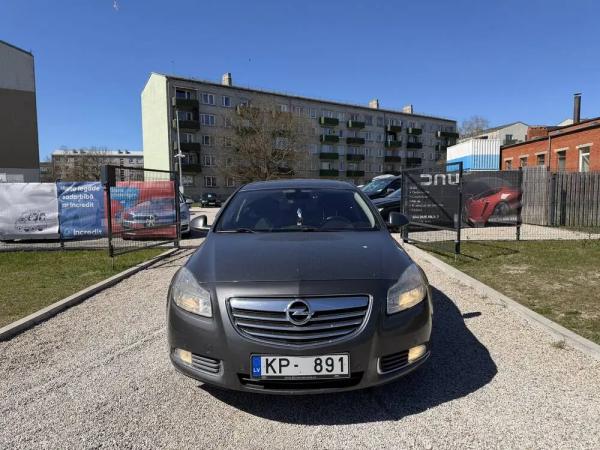 Brown Opel Insignia 2009 in Ventspils, with an engine capacity of 2.00 L and mileage of 199 thousand km for 2990 €, photo 2 on AUTOMOTO.COM.LV