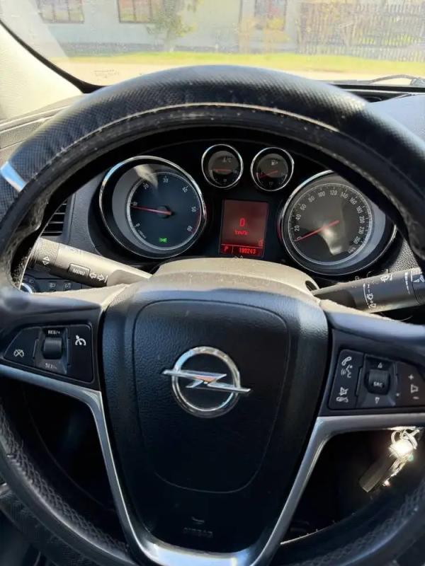 Brown Opel Insignia 2009 in Ventspils, with an engine capacity of 2.00 L and mileage of 199 thousand km for 2990 €, photo 10 on AUTOMOTO.COM.LV