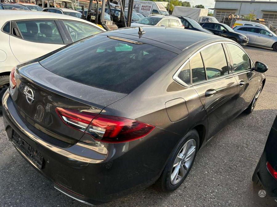 Brown Opel Insignia 2020 in Utena, with an engine capacity of 2.00 L and mileage of 210 thousand km for 8950 €, photo 5 on AUTOMOTO.COM.LV