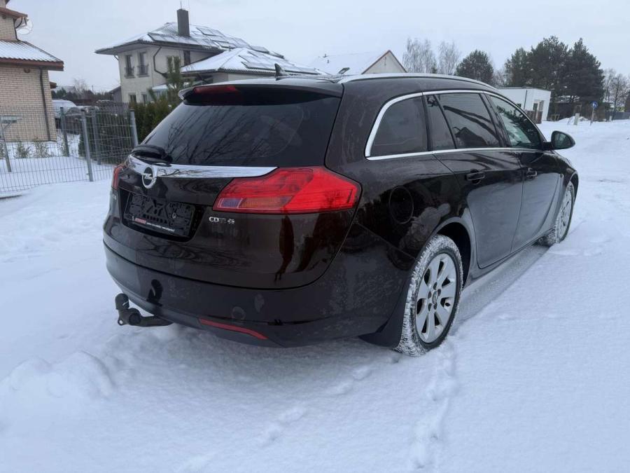 Brown Opel Insignia 2010 in Panevezys, with an engine capacity of 1.96 L and mileage of 228 thousand km for 3650 €, photo 4 on AUTOMOTO.COM.LV
