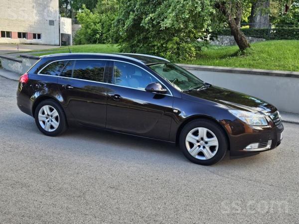 Brown Opel Insignia 2011 in Jekabpils, with an engine capacity of 2.00 L and mileage of 211 thousand km for 5490 €, photo 4 on AUTOMOTO.COM.LV