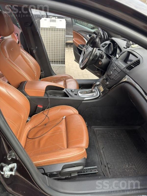 Brown Opel Insignia 2012 in Riga, with an engine capacity of 2.00 L and mileage of 253 thousand km for 2500 €, photo 6 on AUTOMOTO.COM.LV
