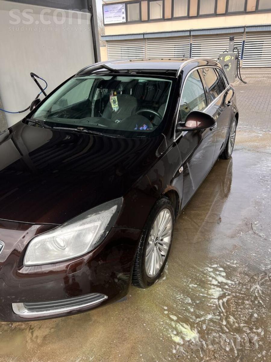 Brown Opel Insignia 2012 in Liepaja, with an engine capacity of 2.00 L and mileage of 340 thousand km for 3250 €, photo 1 on AUTOMOTO.COM.LV