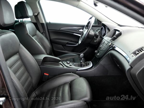 Brown Opel Insignia 2012 in Tallinn, with an engine capacity of 2.00 L and mileage of 333 thousand km for 2499 €, photo 7 on AUTOMOTO.COM.LV