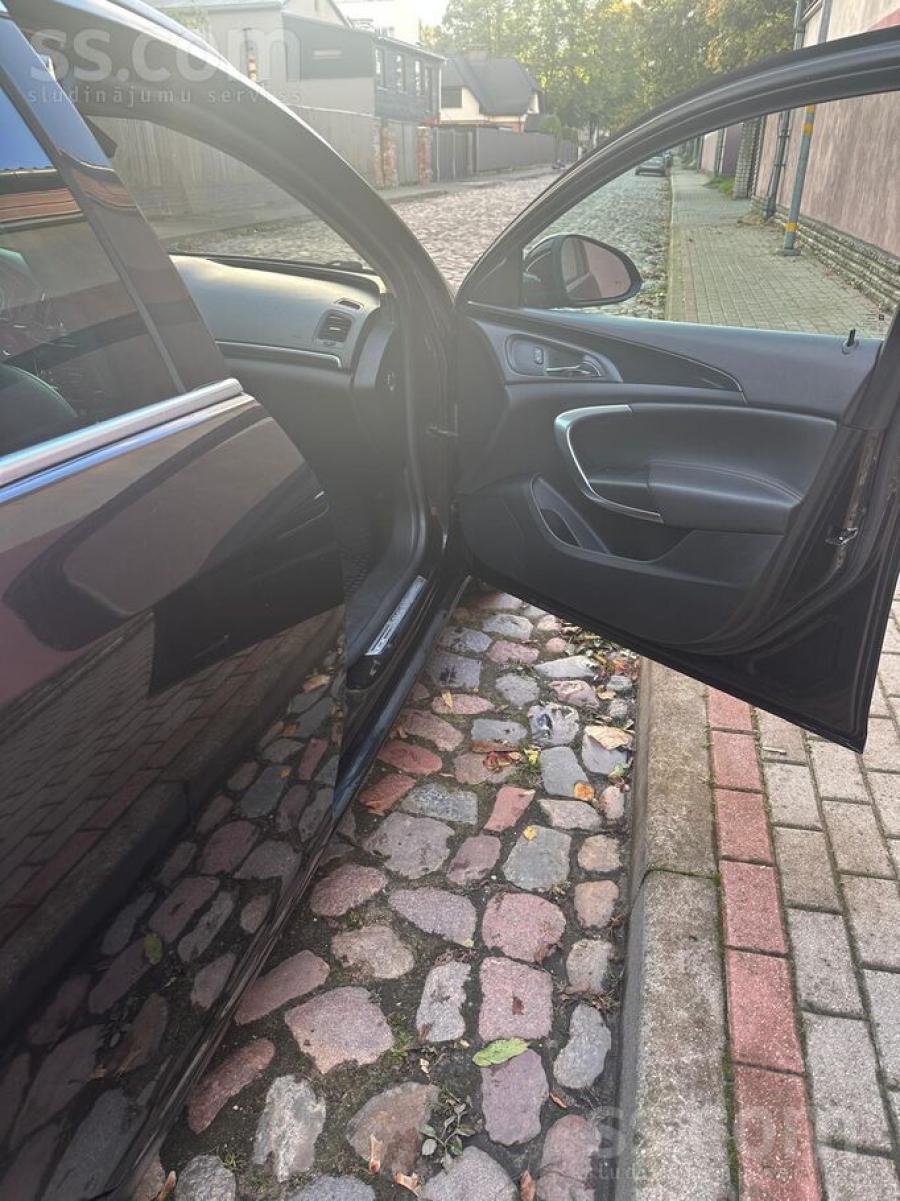 Brown Opel Insignia 2015 in Liepaja, with an engine capacity of 2.00 L and mileage of 292 thousand km for 4200 €, photo 13 on AUTOMOTO.COM.LV