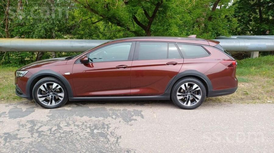 Brown Opel Insignia 2018 in Riga, with an engine capacity of 2.00 L and mileage of 117 thousand km for 14100 €, photo 1 on AUTOMOTO.COM.LV