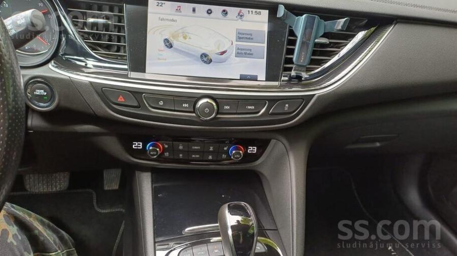 Brown Opel Insignia 2018 in Riga, with an engine capacity of 2.00 L and mileage of 117 thousand km for 14100 €, photo 7 on AUTOMOTO.COM.LV