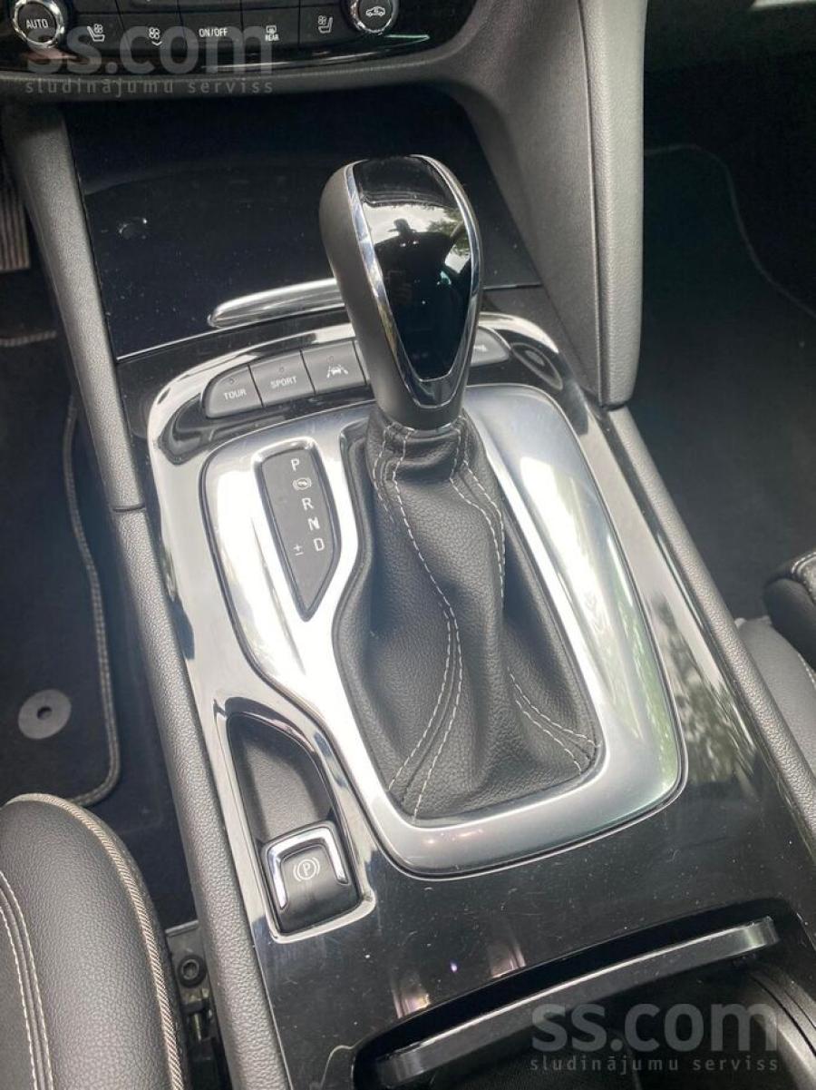 Brown Opel Insignia 2018 in Riga, with an engine capacity of 2.00 L and mileage of 117 thousand km for 14100 €, photo 8 on AUTOMOTO.COM.LV