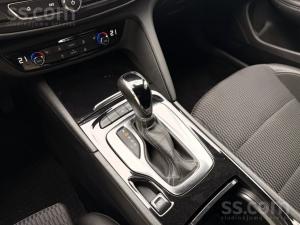 Brown Opel Insignia 2021 in Riga, with an engine capacity of 2.00 L and mileage of 190 thousand km for 11590 €, photo 12 on AUTOMOTO.COM.LV