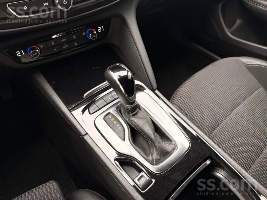 Brown Opel Insignia 2021 in Riga, with an engine capacity of 2.00 L and mileage of 190 thousand km for 11590 €, photo 12 on AUTOMOTO.COM.LV