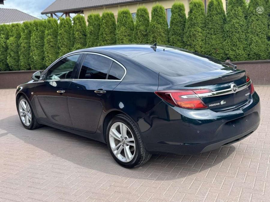 Green Opel Insignia 2014 in Utena, with an engine capacity of 1.96 L and mileage of 304 thousand km for 4600 €, photo 8 on AUTOMOTO.COM.LV