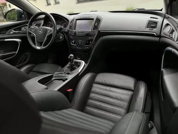 Green Opel Insignia 2008 in Jurmala, with an engine capacity of 2.00 L and mileage of 288 thousand km for 5590 €, photo 6 on AUTOMOTO.COM.LV