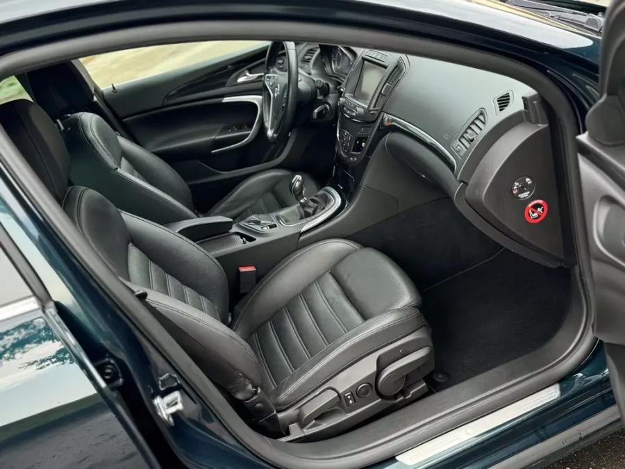 Green Opel Insignia 2008 in Jurmala, with an engine capacity of 2.00 L and mileage of 288 thousand km for 5590 €, photo 10 on AUTOMOTO.COM.LV